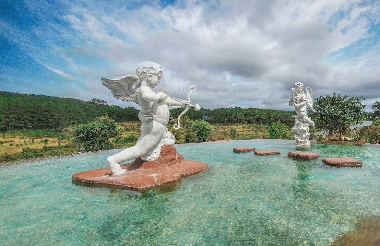 Review đường hầm đất sét – Con đường điêu khắc nổi tiếng Đà Lạt