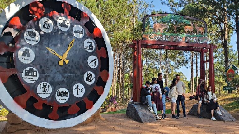 Review đường hầm đất sét – Con đường điêu khắc nổi tiếng Đà Lạt