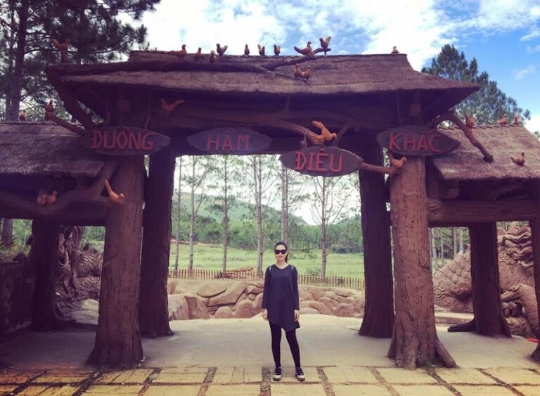 Review đường hầm đất sét – Con đường điêu khắc nổi tiếng Đà Lạt