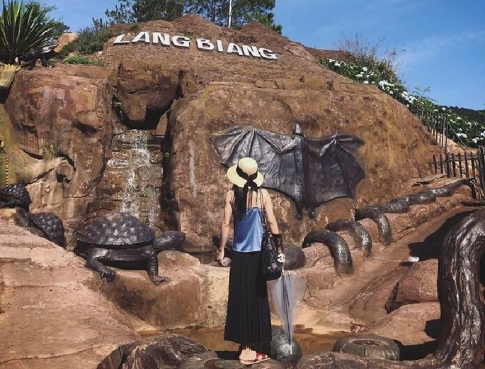 Review đường hầm đất sét – Con đường điêu khắc nổi tiếng Đà Lạt