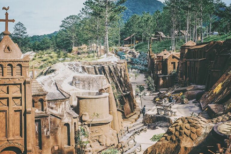 Review đường hầm đất sét – Con đường điêu khắc nổi tiếng Đà Lạt