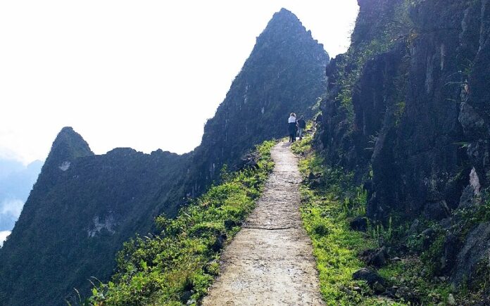 Chinh phục vách đá trắng Hà Giang – “Cung đường trên mây” kỳ vĩ